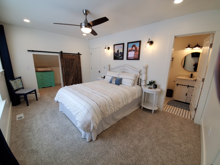 Queen Master Suite - Utah Bedroom - Inn The Barn - Tony Grove Lake, UT