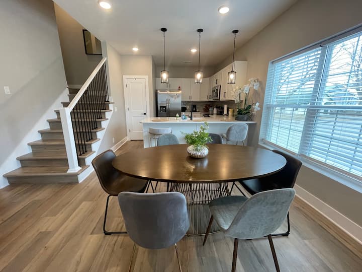 🌟Dahlman Rows- Close To Downtown W/garage Parking - Council Bluffs, IA