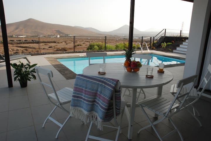 El Tucan, Vistas En 3 Dormitorios Y Piscina. - Teguise