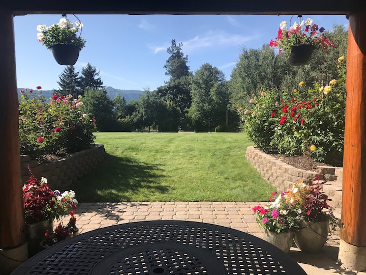 3br | Private Hot Tub | Lush Lawn | Walk To Town! - Leavenworth, WA