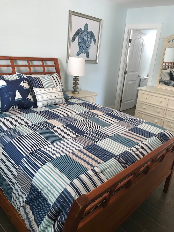 Walk To The Beach, Strong Wifi, Self Check In-out - St. Pete Beach, FL