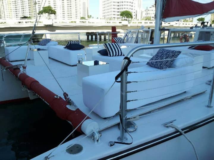 Yacht Cinema For 35 Guests: Nba Nfl Fifa Ufc Etc - Miami