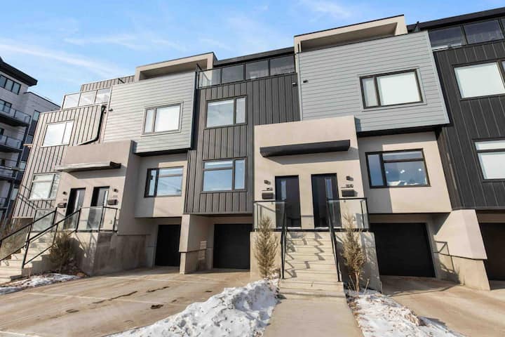 •Modern Family King Bed Suite Near Roger Center• - Edmonton