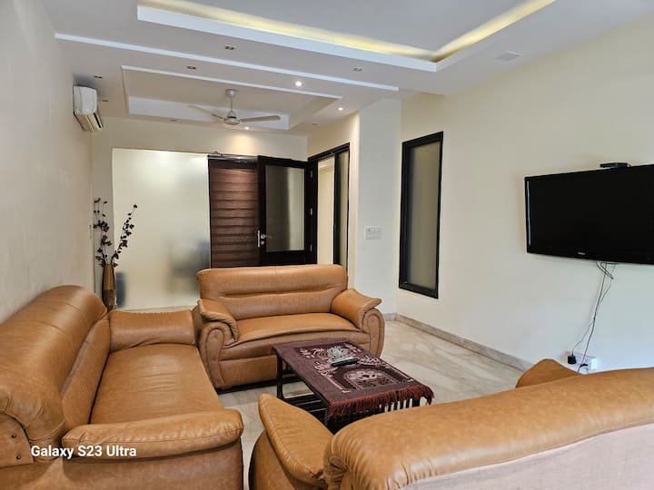 Lovely 4bhk Apartment! Best Location! Gk2 - New Delhi