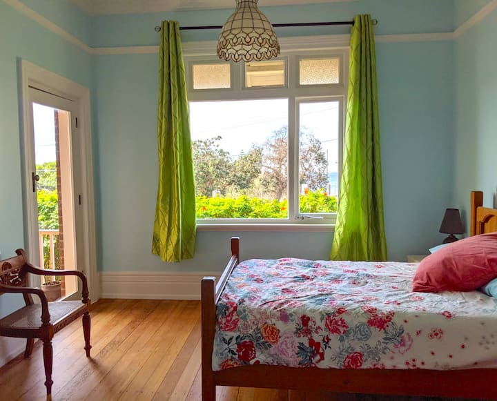 Charming Home With Seaviews And Inviting Courtyard - Coogee