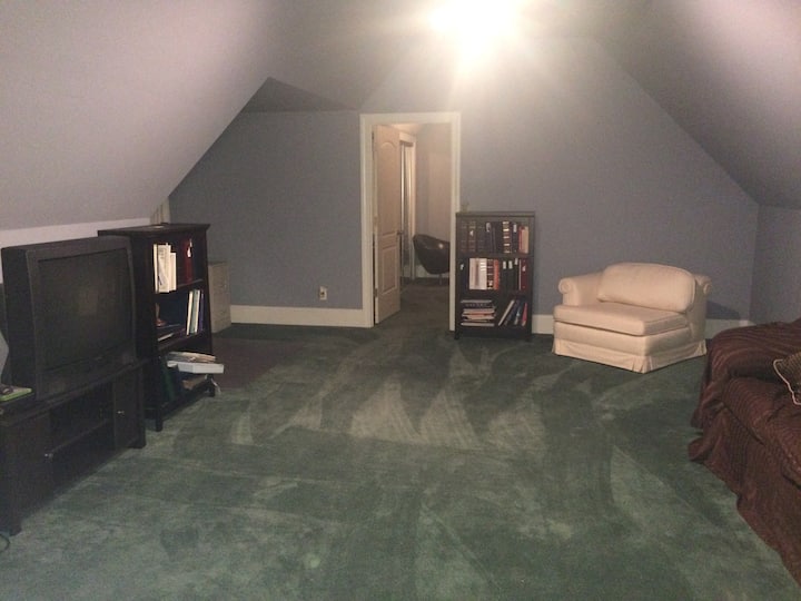 Great Finished Room Over Garage - Mooresville, NC
