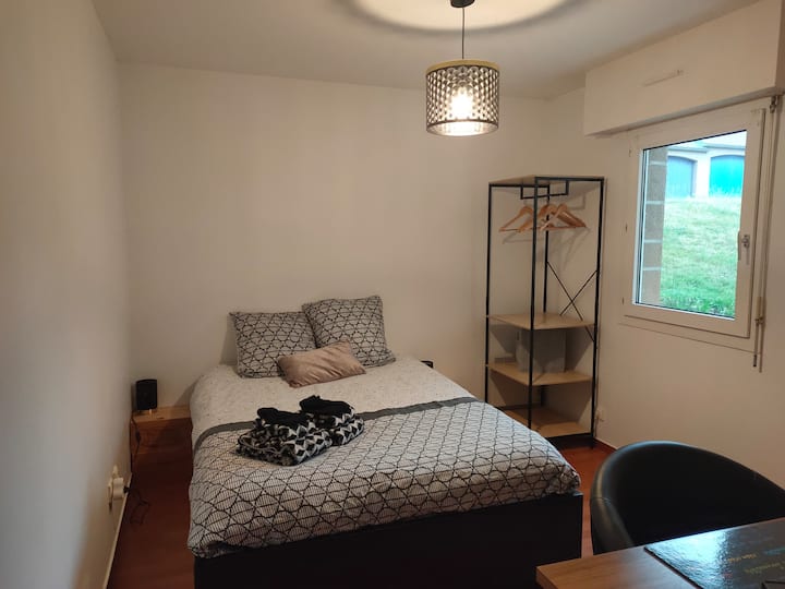 Chambre Dans Bel Appartement Avec Jardin Au Calme - Quimper