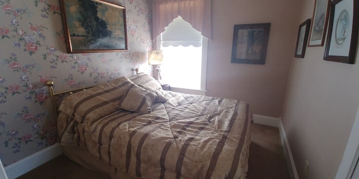 Inn Of The Six-toed Cat -- Settlers Suite - Iowa