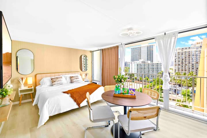 1blk To Waikiki Beach! Newly Renovated King Condo - Honolulu, HI