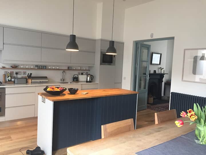 Beautiful Bedroom & Private Bathroom In Renovated Victorian Home. - Dún Laoghaire