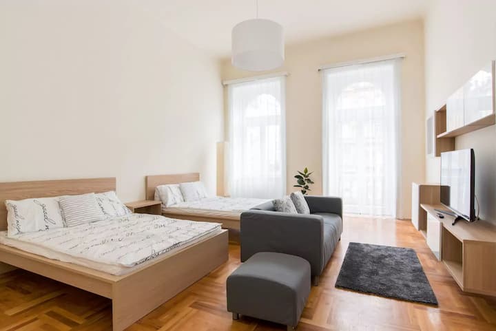 Max 8 Person  3 Rooms  85sqm Monthly Discount 50 % - Budapest