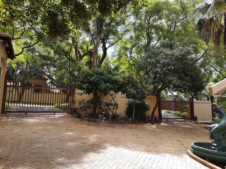 Immaculate Flat Near Embassies & Business District - Pretoria