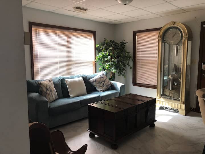 Light And Cheerful Bedroom - Birmingham, AL
