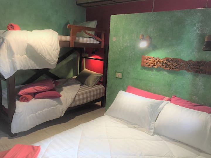 Shanti Lodge: Family Sleep 4 Old Town Bangkok - Bangkok