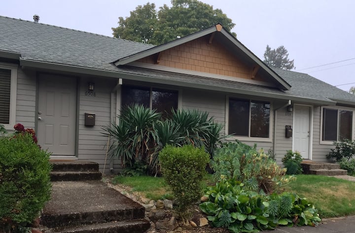 Mid-century 2 Bed/1bath Newly Remodeled Duplex! - Oregon