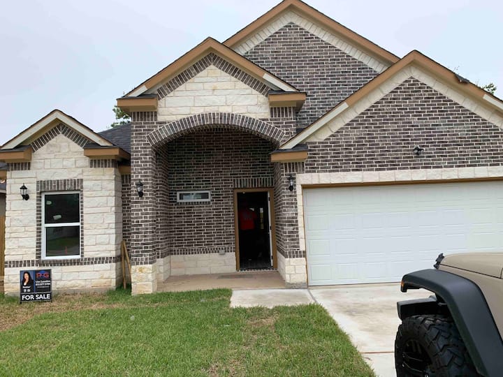 My Js, Is A New Single-story 3/2 With Hot Tub! - Pearland, TX