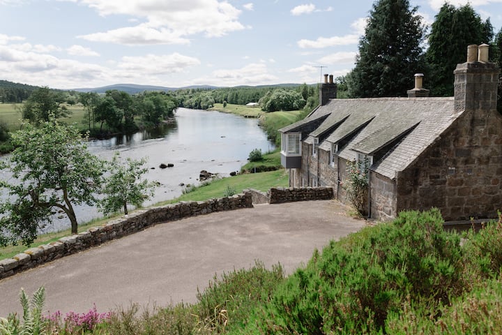 Cottage With Spectacular Views, River Dee Setting - Aboyne