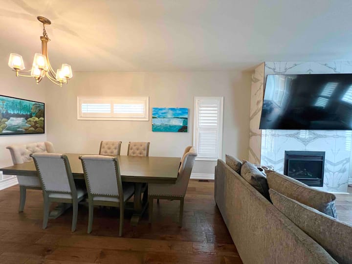 Luxurious 4 Bedroom Home - St. Catharines