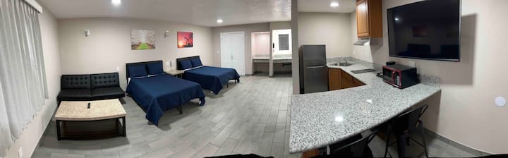 Private Studio Suite - 2 Double Beds - Bakersfield, CA