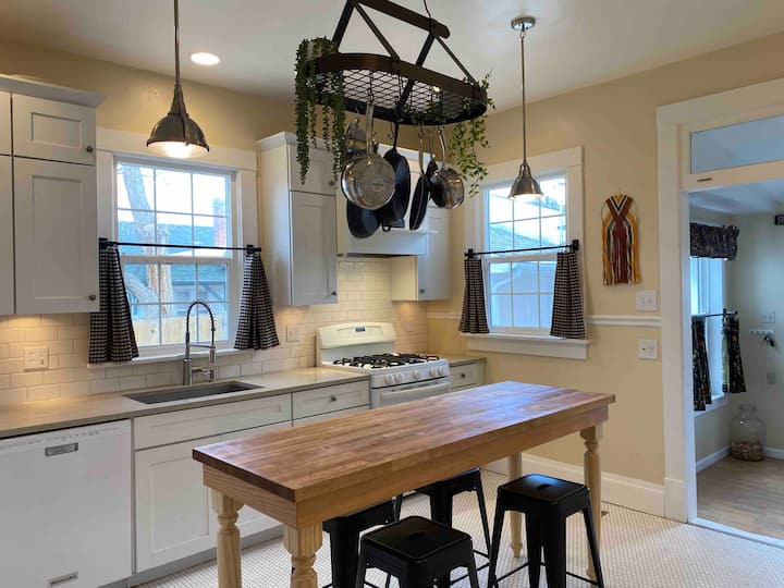 Downtown Western Escape 4br/2ba - Cheyenne, WY