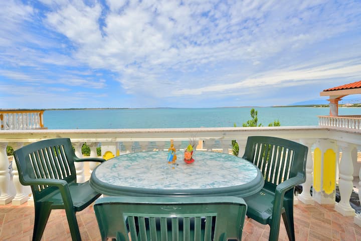 Big Apartment On Beach - Nin