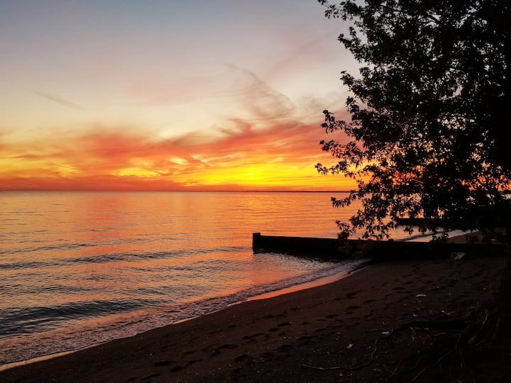 Sunset View Bunky Retreat -Beach/explore/relax :) - Leamington
