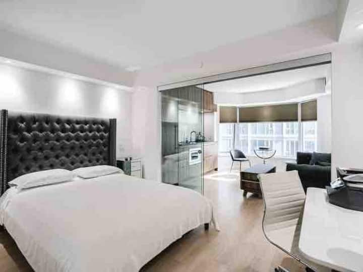 Luxury Yorkville Escape | Condo In Prime Location - Toronto
