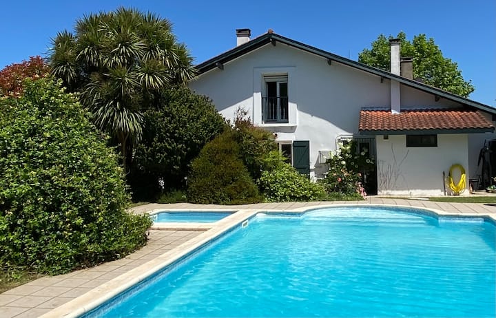Maison Lauyade, Spacieuse Maison Avec Piscine - Pays basque français