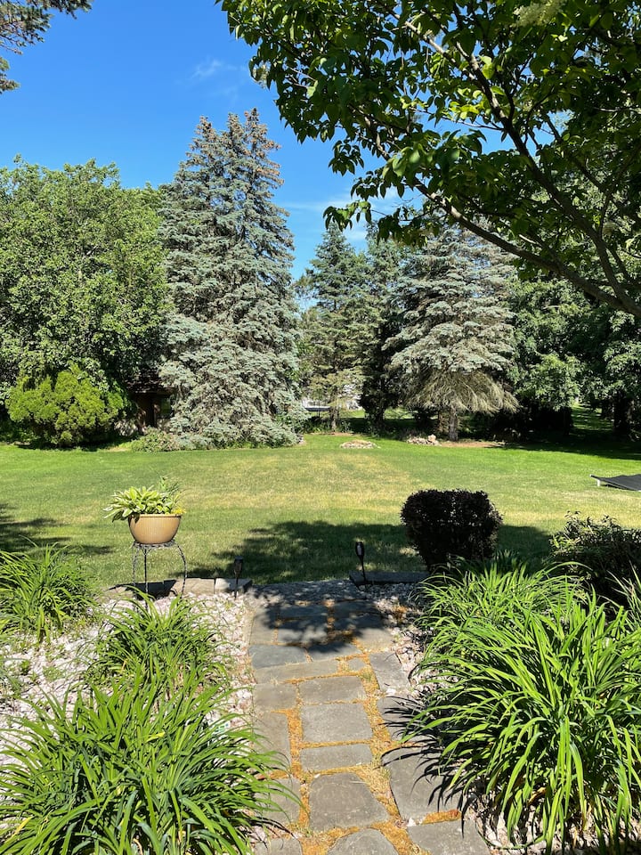 Spacious Home (80 Inch T.v., King Bed, Basketball) - Rochester University, Rochester Hills