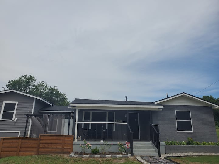 Family Fun Home 4 Kids & Adults Social Retreat! - DeSoto, TX