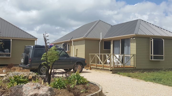 Coastal Cottage On The Beach, Dark Skies, Penguins - Nueva Zelanda