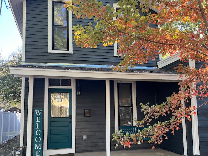 Right Off Mass And Close To Ku! Charming 3 Bedroom - 勞倫斯郡