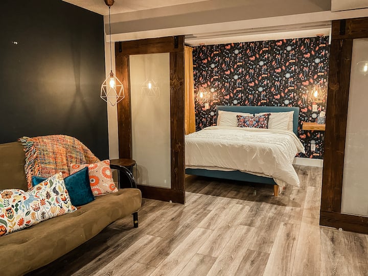 Charming Basement Flat W/ Garage Parking - Minneapolis, MN