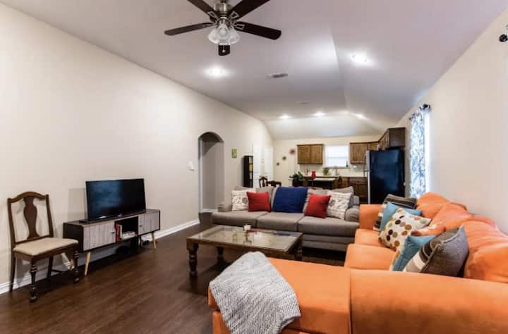 Inviting Open Concept Near Downtown - Dallas, TX
