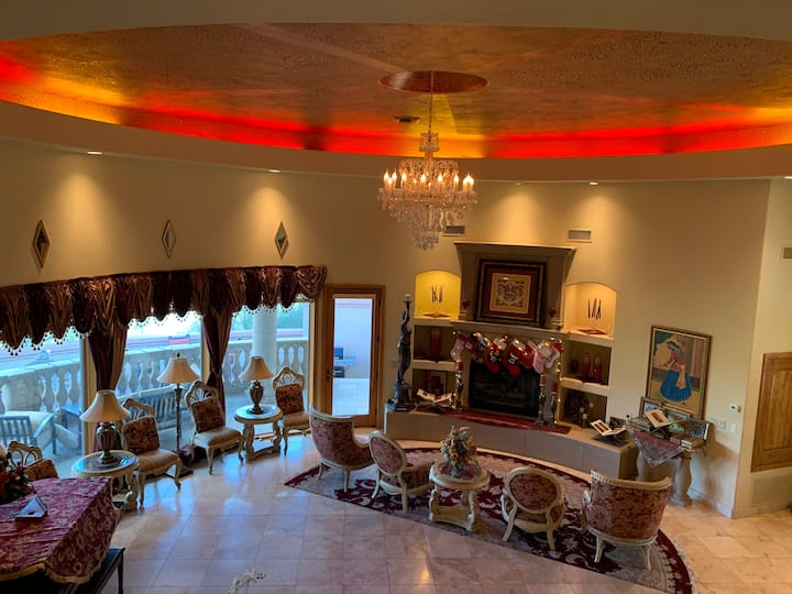 Luxurious & Spacious Mansion Near Downtown Tucson - Tucson, AZ