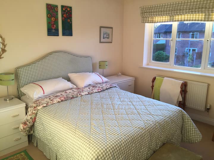 Comfortable Double Bed With Ensuite - Tarporley