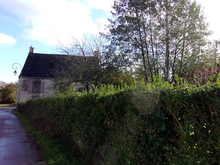 Une Maison D'autrefois Dans La Nature - Saint-Calais