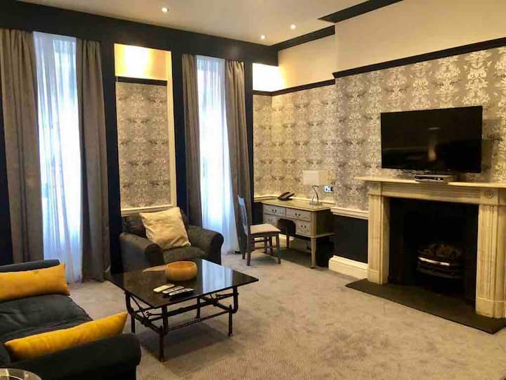 1 Bed Luxury Flat, Ground Floor, Sky Tv, Air Con - London
