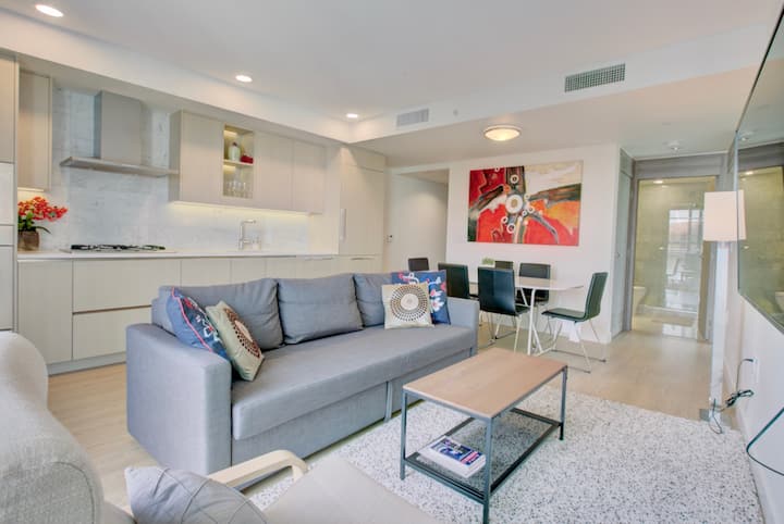 Modern 2 Bedroom Executive Apartment - Vancouver