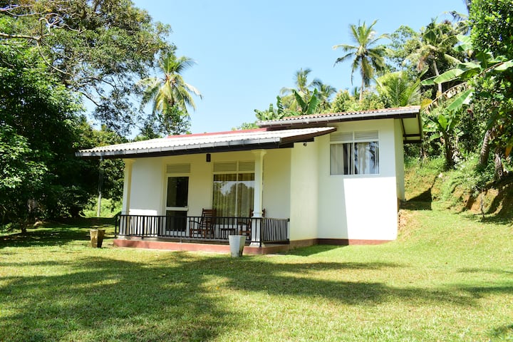 Villa By The Lake - Hikkaduwa
