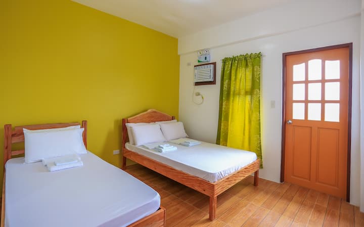 Ukuy's Place Annex: Uvi Room W/ Private Balcony - Ivana
