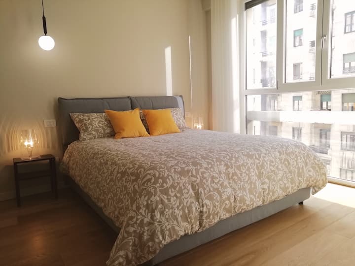 Repubblica A Great Window Of Milan Skyline - Milano