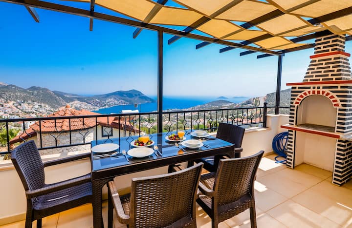 Kalkan'da Teras Havuzlu Ve Jakuzili Lüks Döşemeli çAtı Dairesi - Ova