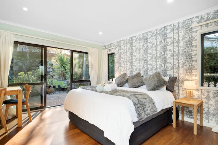 Style And Comfort-laura’s Bnb King Room-pyes Pa - Tauranga