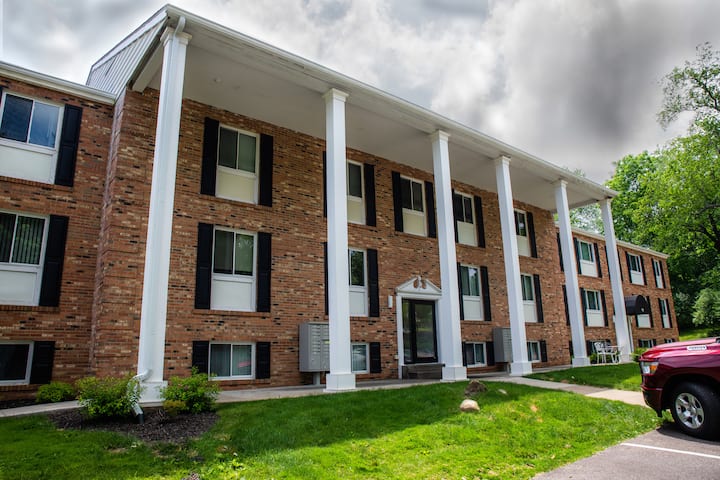 98-6|private 1br Unit Overlooking Creek (Smoker Friendly) - Canton, OH