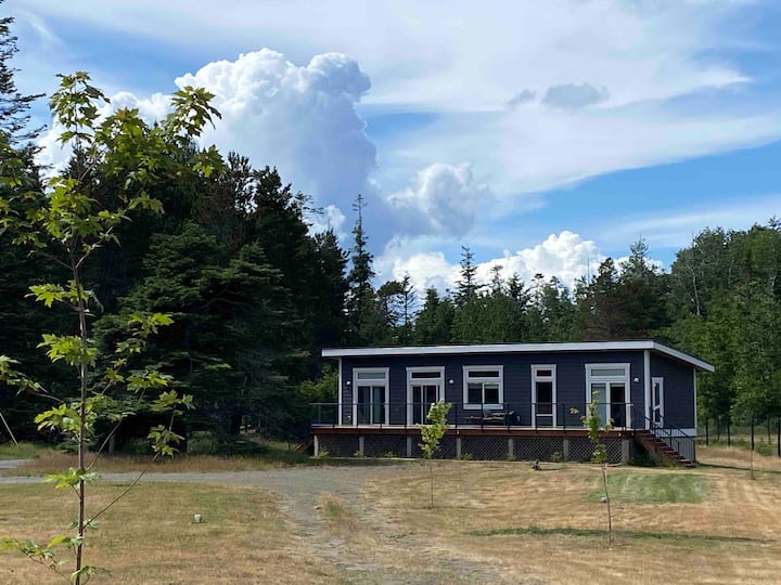 Cute Two Bedroom Seaside Guesthouse In Comox - Vancouver Island