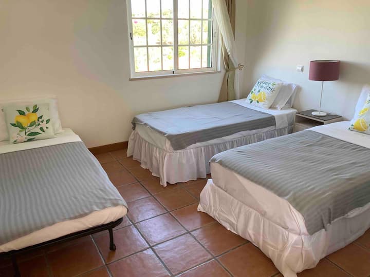 Private En-suite Room With Balcony - Sleeps 3 - Lagos