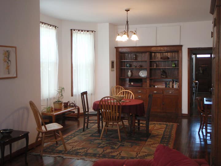 Spacious Vintage 3 Br In Chicago's Northcenter! - Chicago, IL