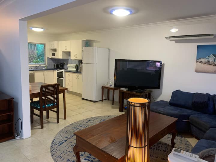 Beach Townhouse With Rustic Charm. - Broadbeach