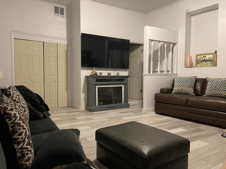 Relaxing, Peaceful And Quiet. 4 Bedroom - Altgeld Gardens - Chicago